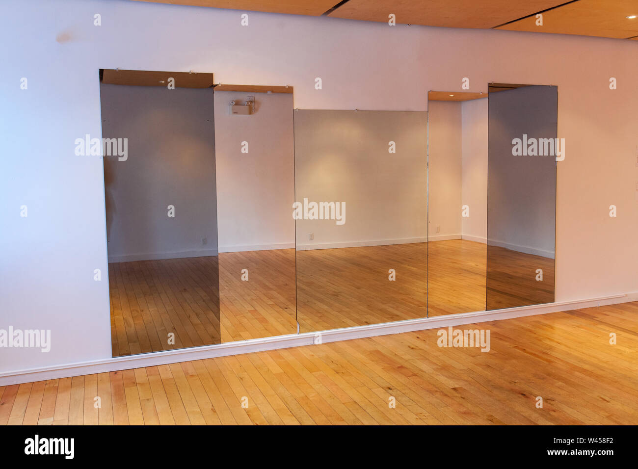 Large hanging mirrors hi-res stock photography and images - Alamy