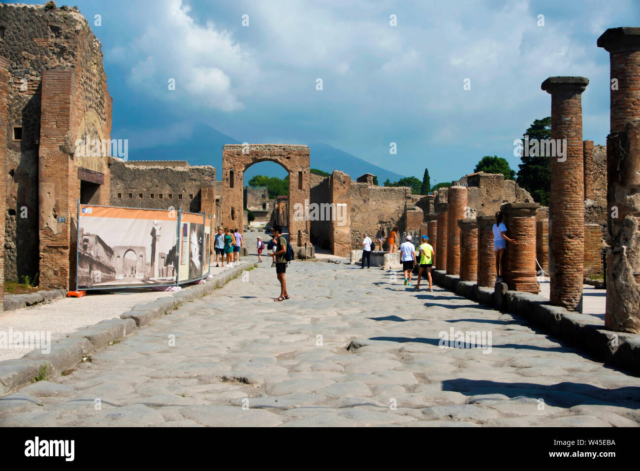 Big pillars hi-res stock photography and images - Alamy