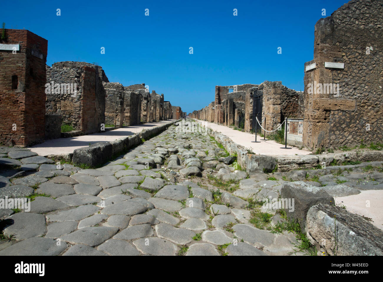 A pavement and big cobble-stones and houses on either side, Pompeii ...