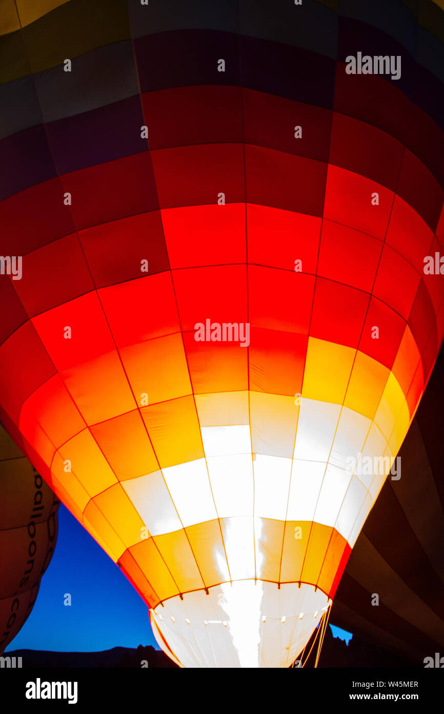 Fire in a balloon Preparation for takeoff Stock Photo - Alamy