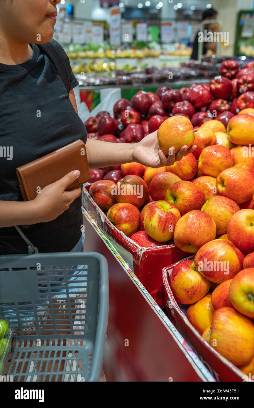 Asian business woman holding purse hi-res stock photography and images ...