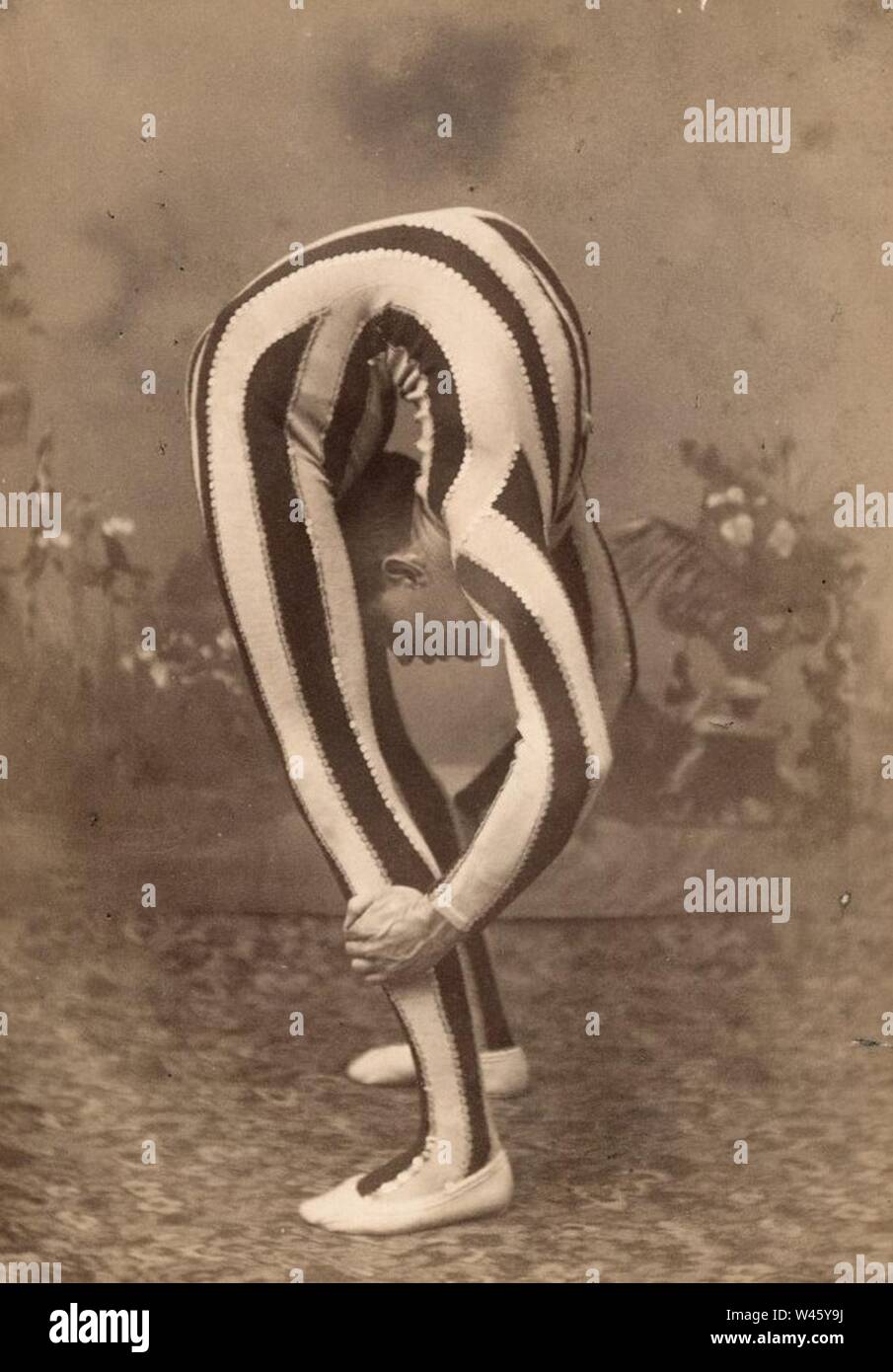 Contortionist, doing a backbend Stock Photo - Alamy