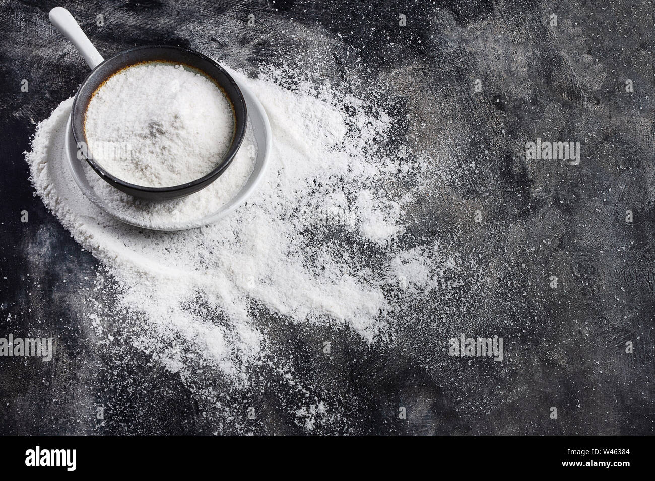 Bowl of white table salt on black background. Top view with copy space ...