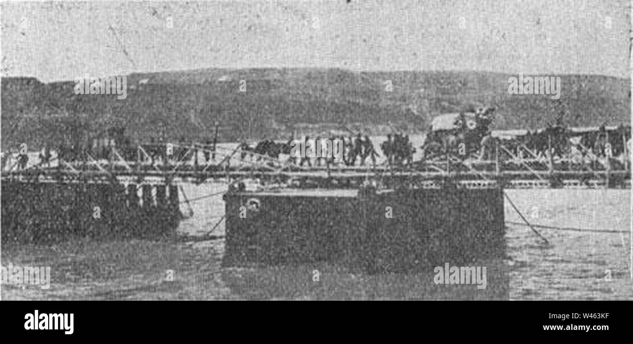 Convoi de trasuri din Div. 10-a trecand Dunarea la Flamanda Stock Photo ...