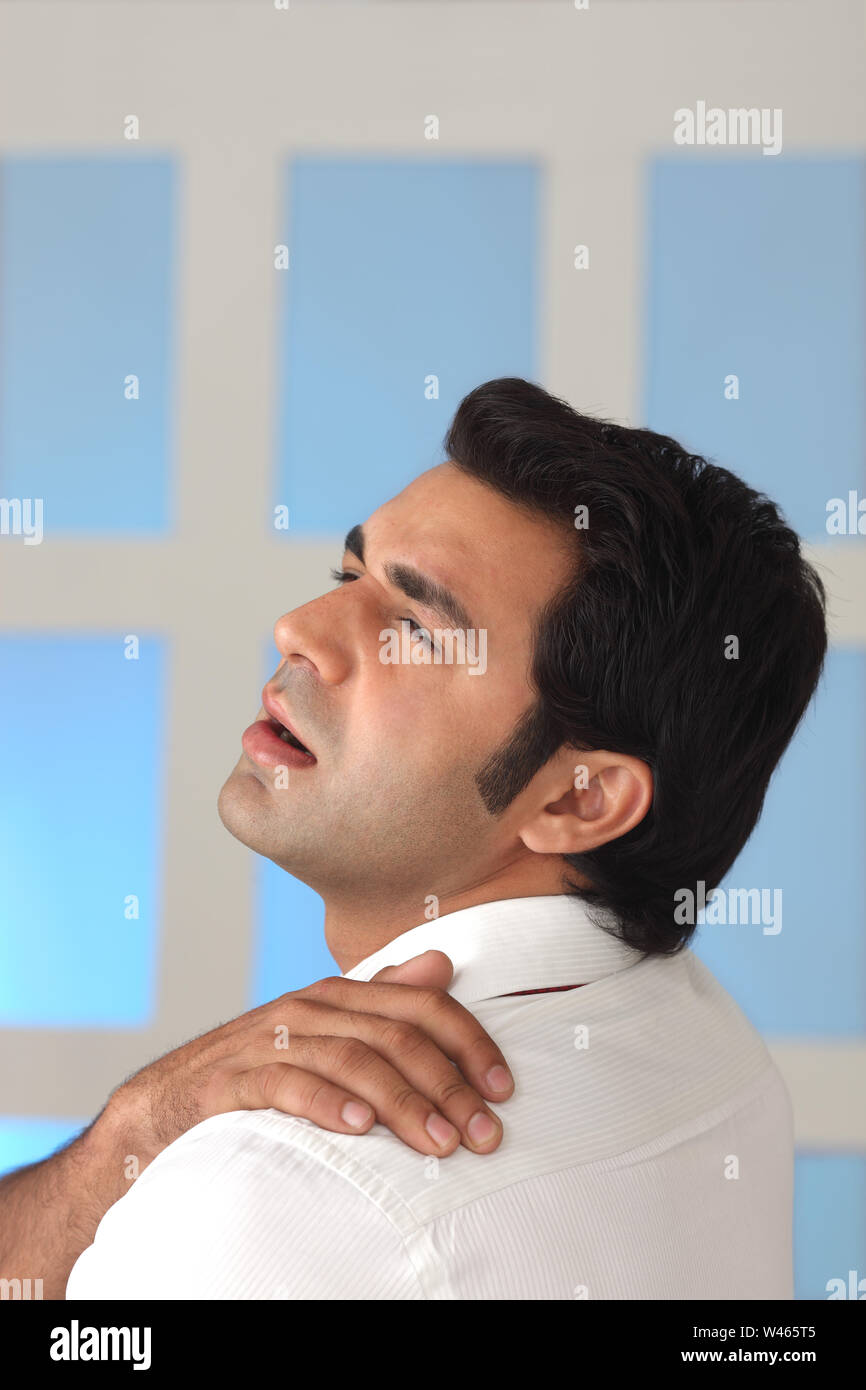 Man suffering from shoulder pain Stock Photo - Alamy