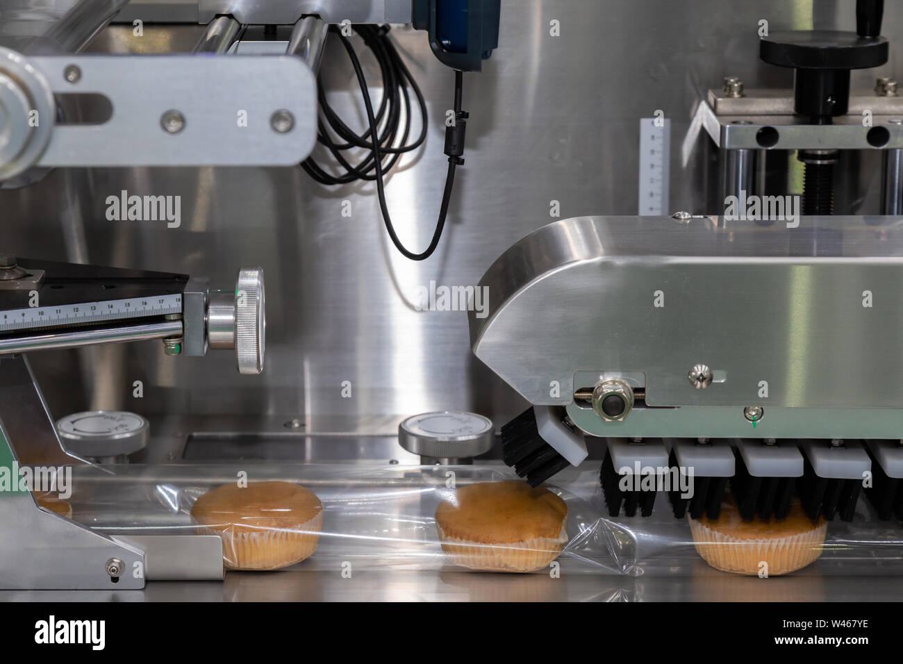 Bread making factory hi-res stock photography and images - Alamy