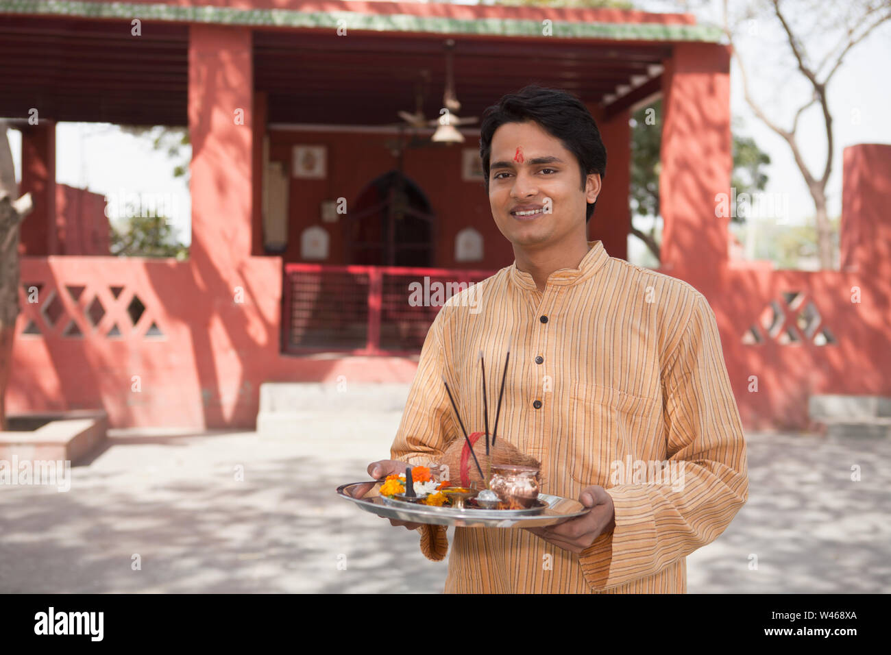 Indian poojari hi-res stock photography and images - Alamy