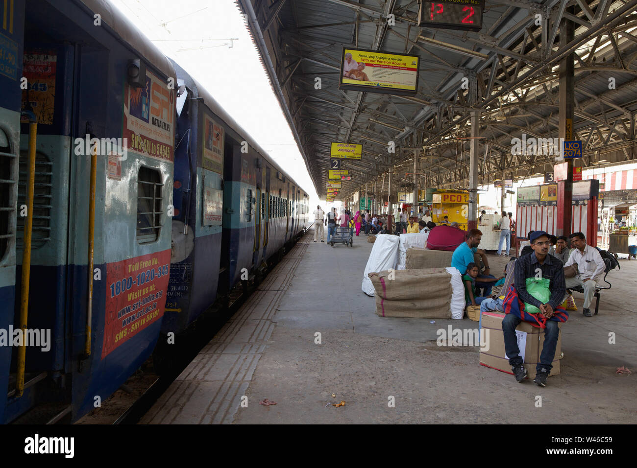 Train at a platform Stock Photo - Alamy