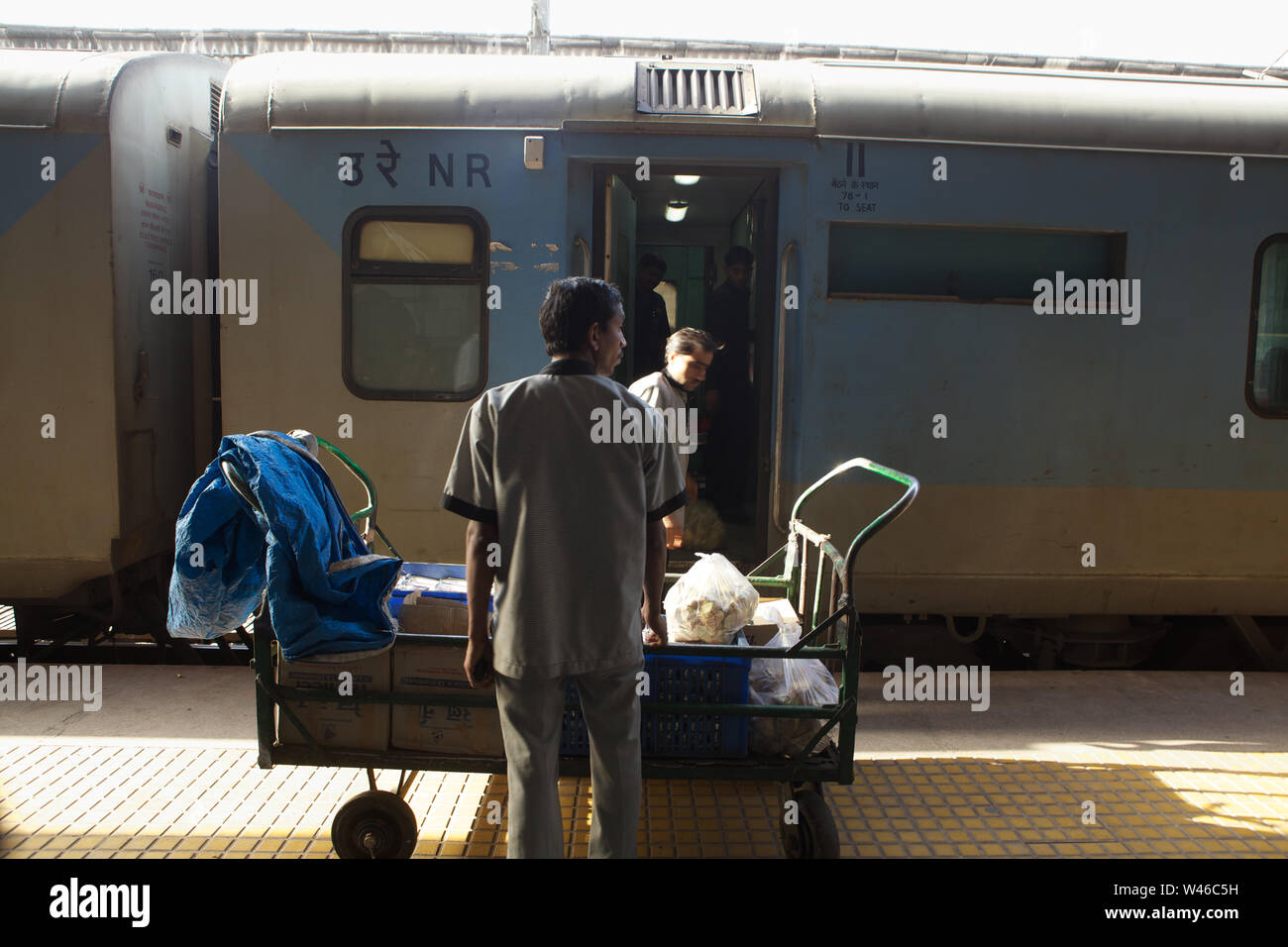 Cleaning trains train railway hi-res stock photography and images - Alamy
