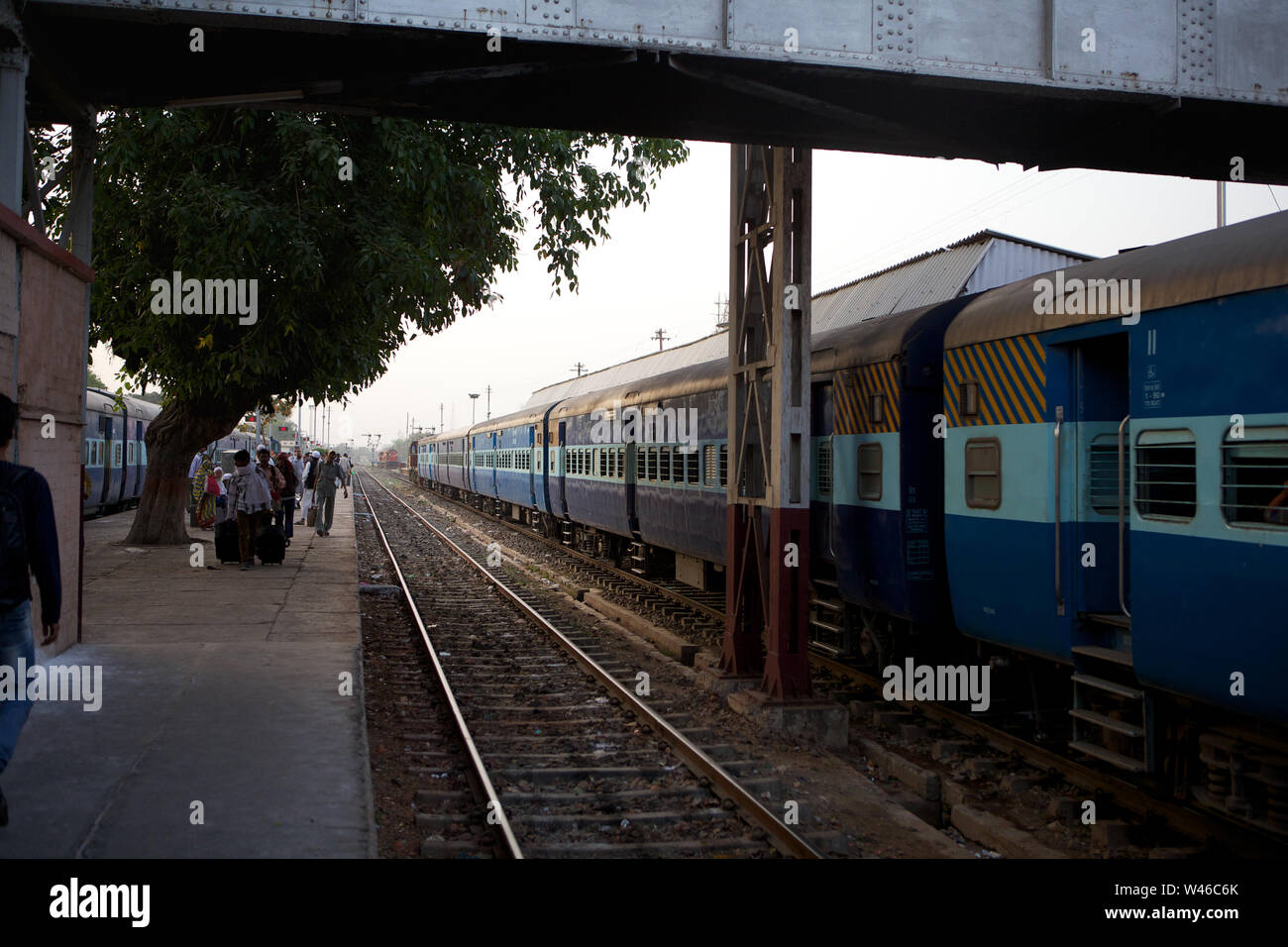 Train at a platform Stock Photo - Alamy
