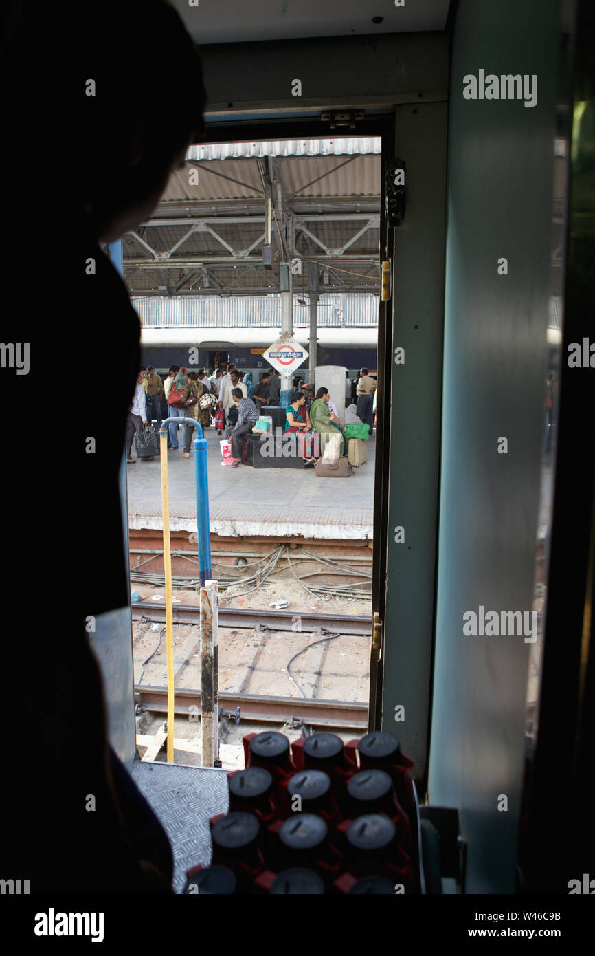 Indian train boarding at a platform Stock Photo - Alamy