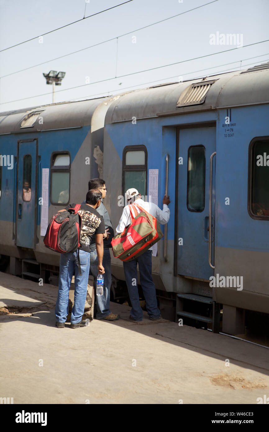 Indian train boarding platform hi-res stock photography and images - Alamy