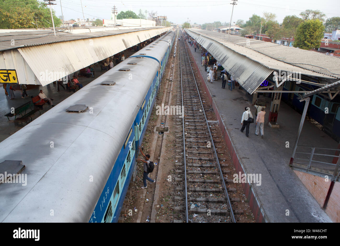 Indian train boarding platform hi-res stock photography and images - Alamy