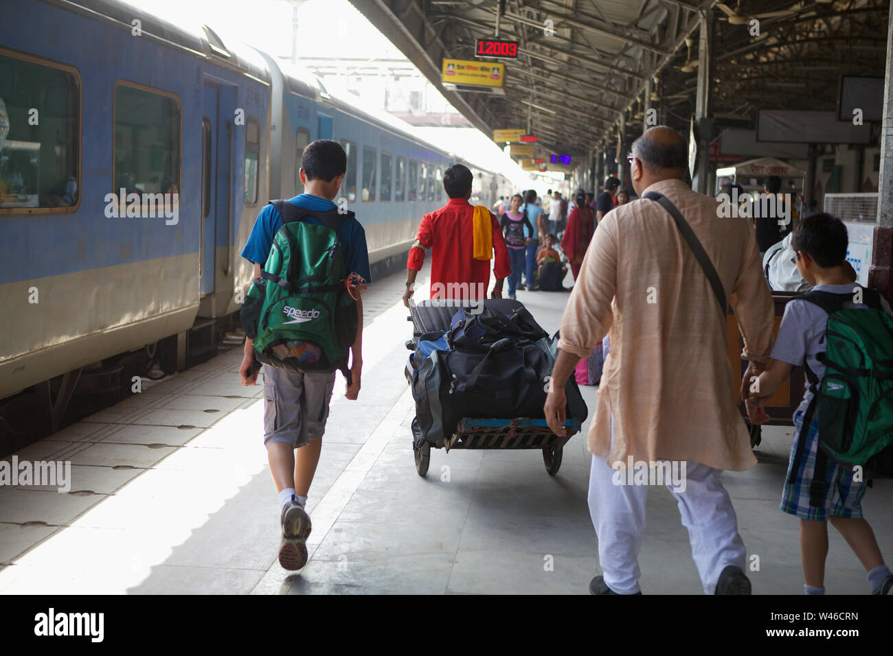 Child pulling cart india hi-res stock photography and images - Alamy