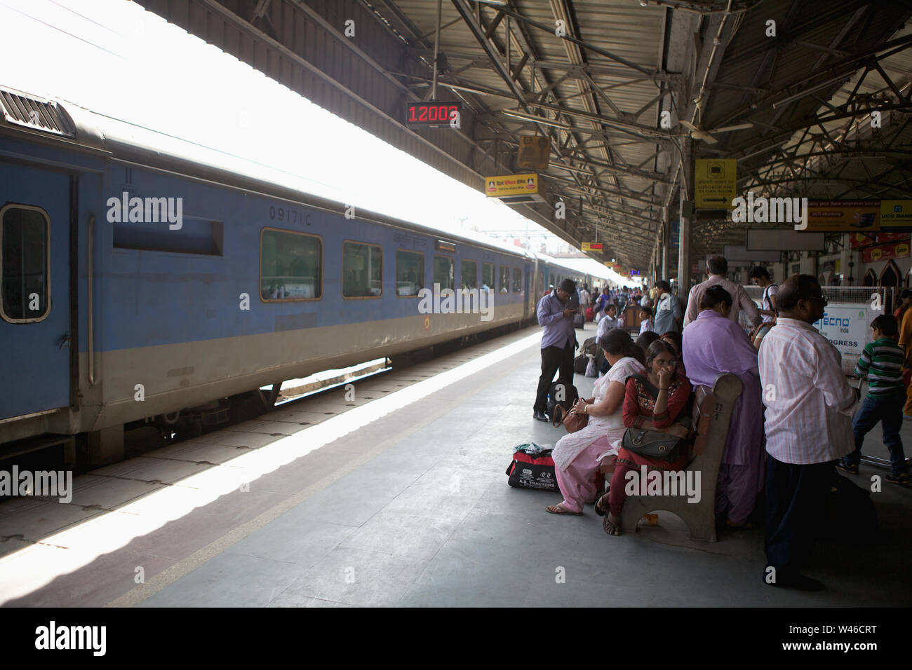 Indian woman waiting for a train hi-res stock photography and images ...