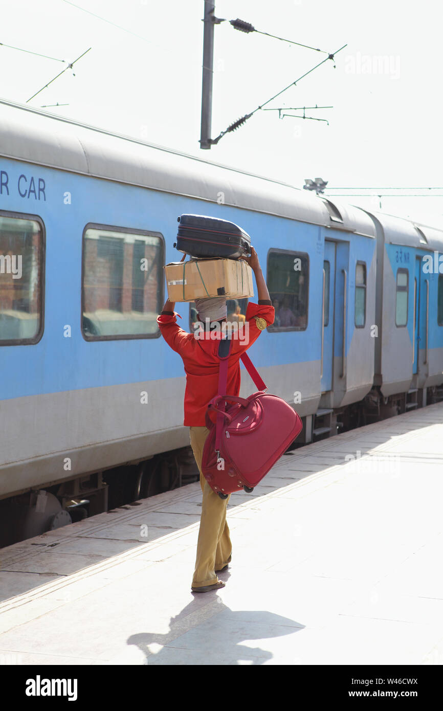Luggage on head hi-res stock photography and images - Alamy