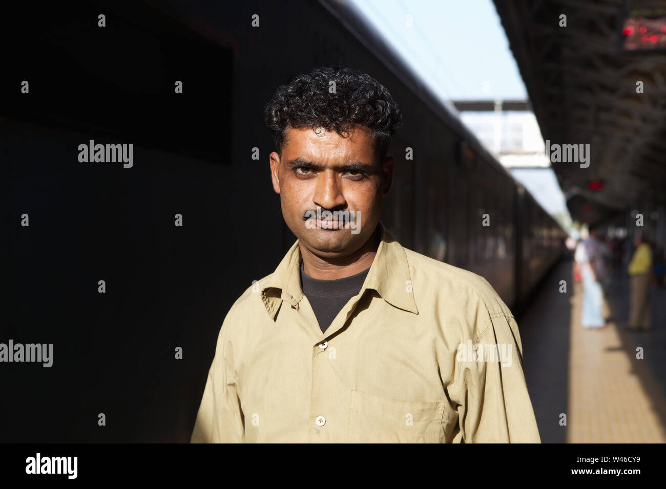 One man on a train platform hi-res stock photography and images - Alamy