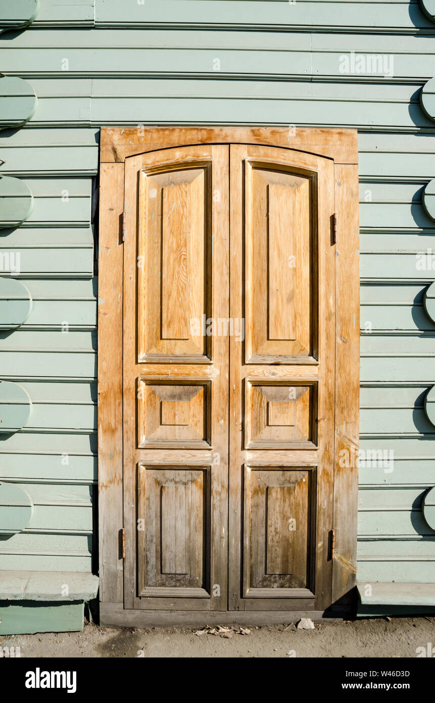 Decorative arched wooden door hi-res stock photography and images - Alamy