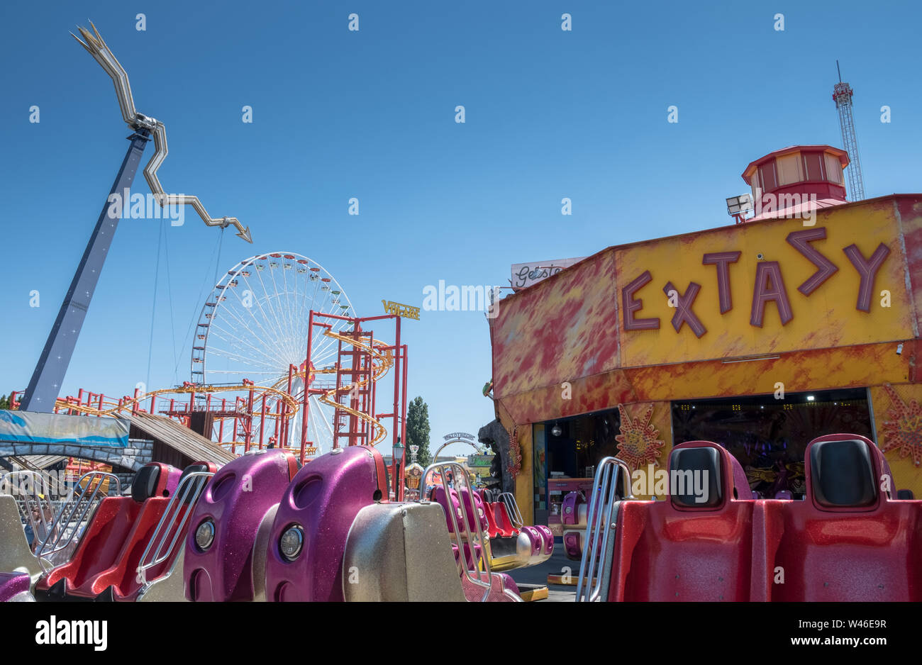 Funfair rides hi-res stock photography and images - Alamy
