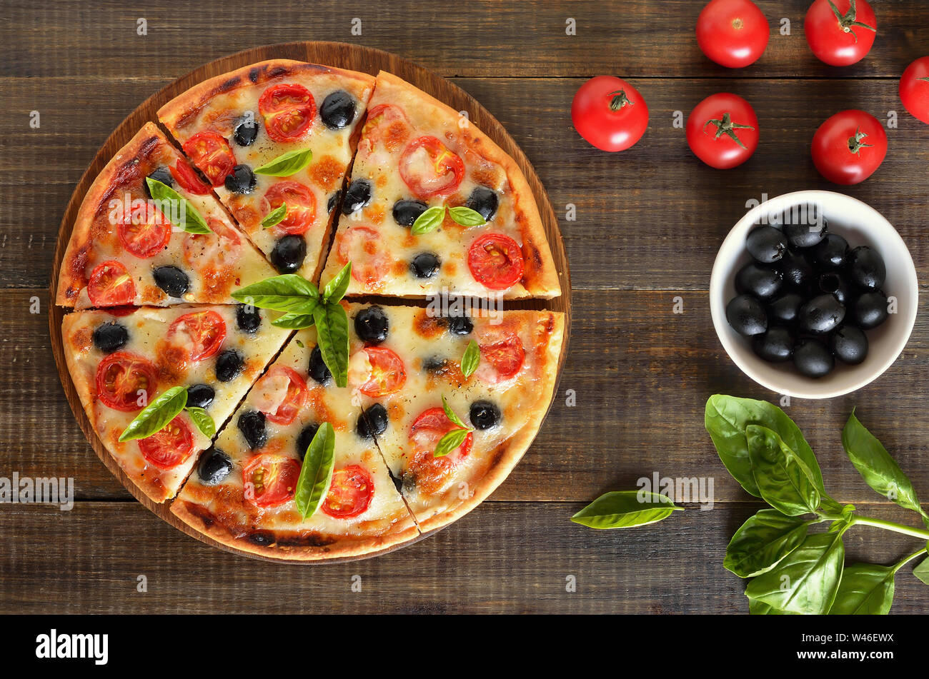 Whole pepperoni pizza top view hi-res stock photography and images - Alamy