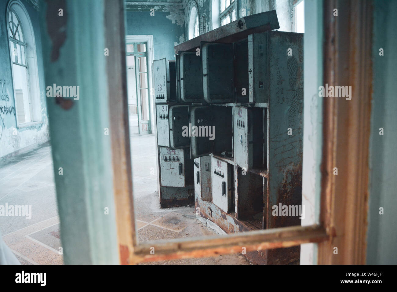Empty storage place industrial background hi-res stock photography and ...