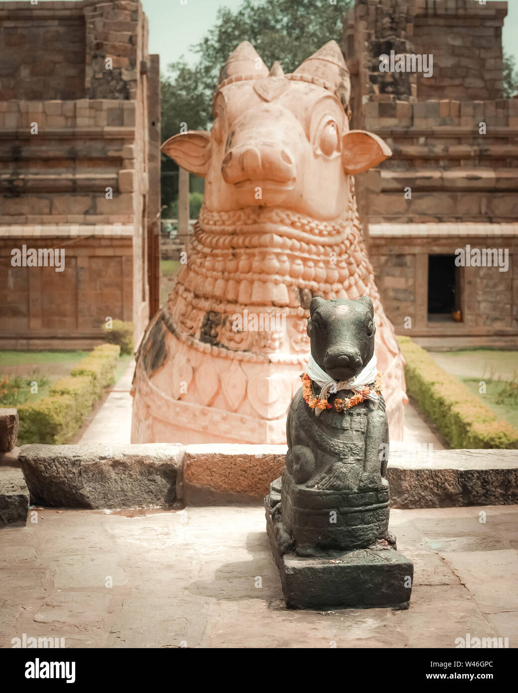 Statue of Nandi Bull in front of Gangaikonda Cholapuram Temple. In ...