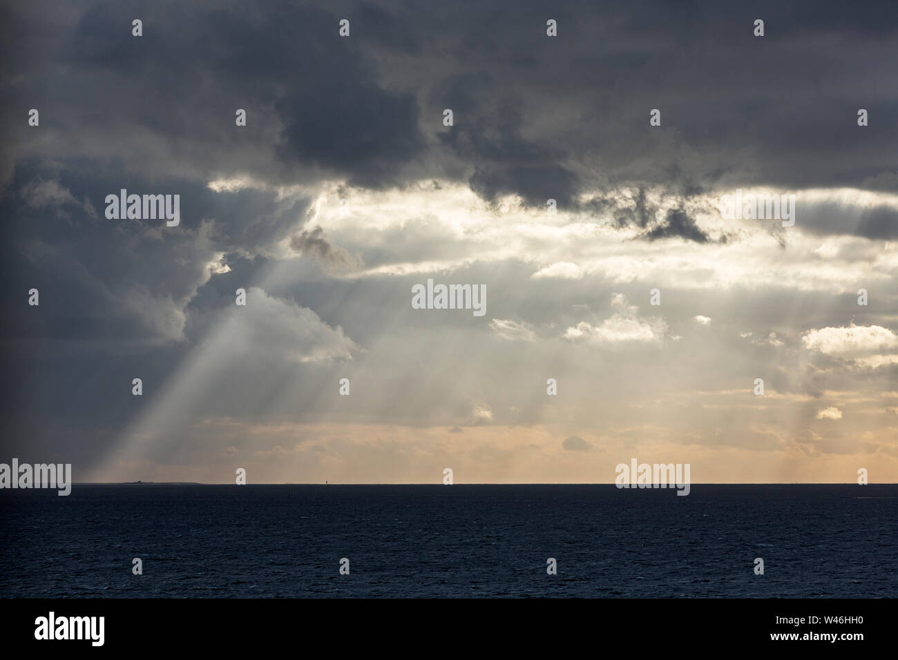 Norderney, Weststrand, Meer, Wellen, Horizont, Regenwolken Stock Photo ...