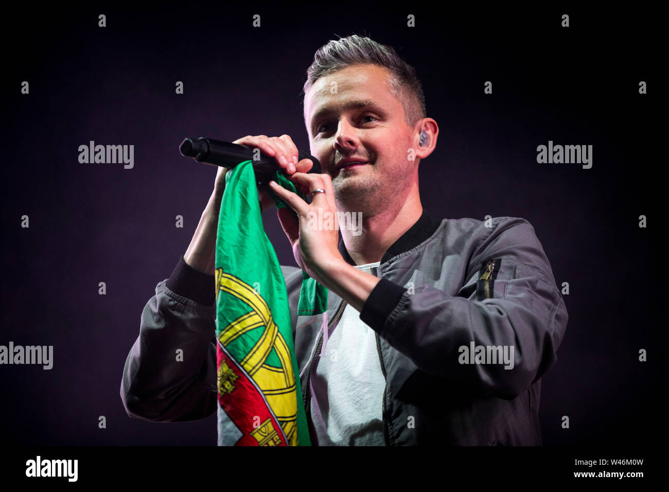 Tom chaplin of keane perform on stage hi-res stock photography and ...