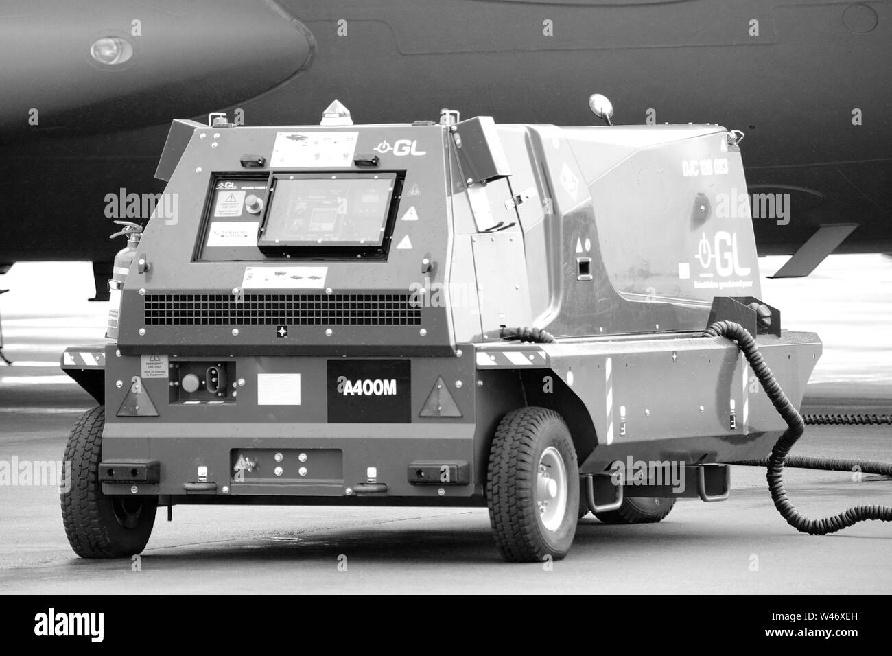 Ground Power Unit Aircraft High Resolution Stock Photography and Images ...