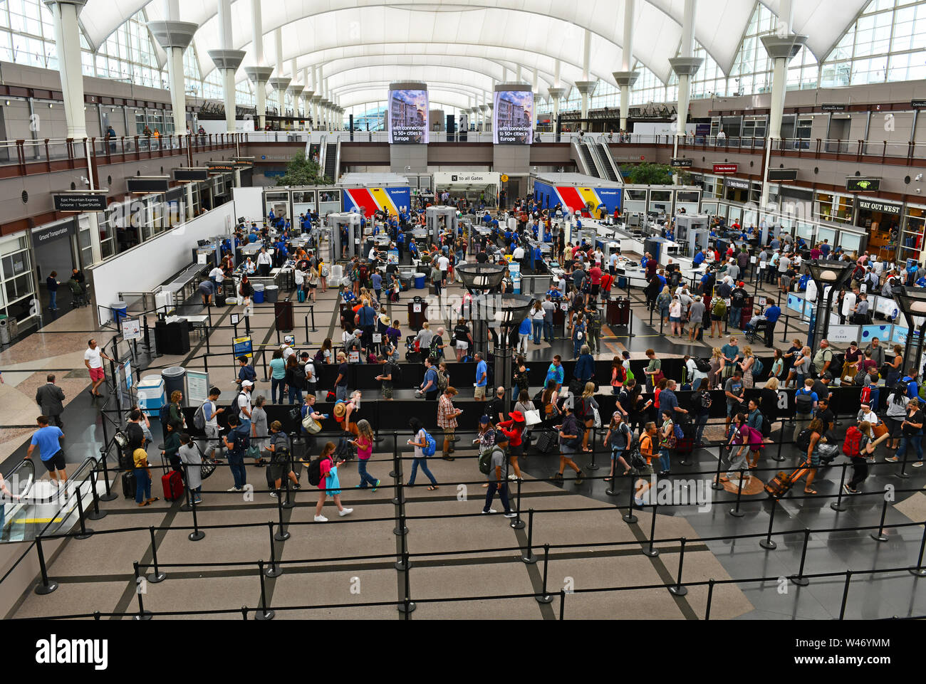 Crowds of travelers in long queue at Transportation Security ...