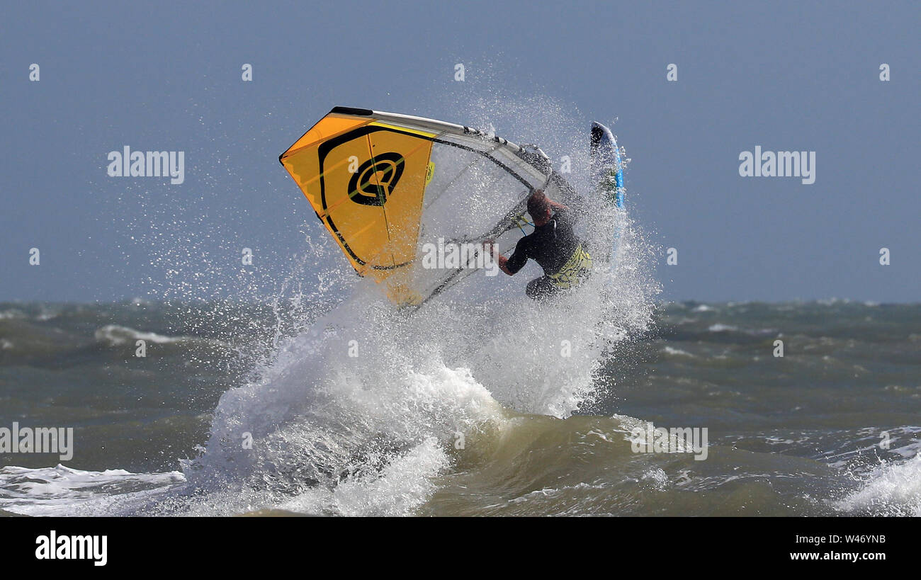 Crashes through waves hi-res stock photography and images - Alamy
