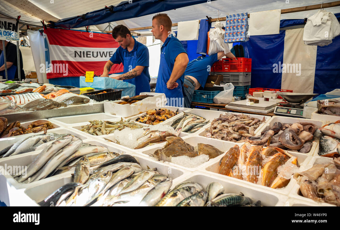 Fresh seafood display supermarket hi-res stock photography and images ...