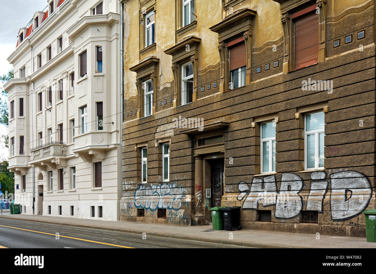 Painted and unpainted buildings hi-res stock photography and images - Alamy