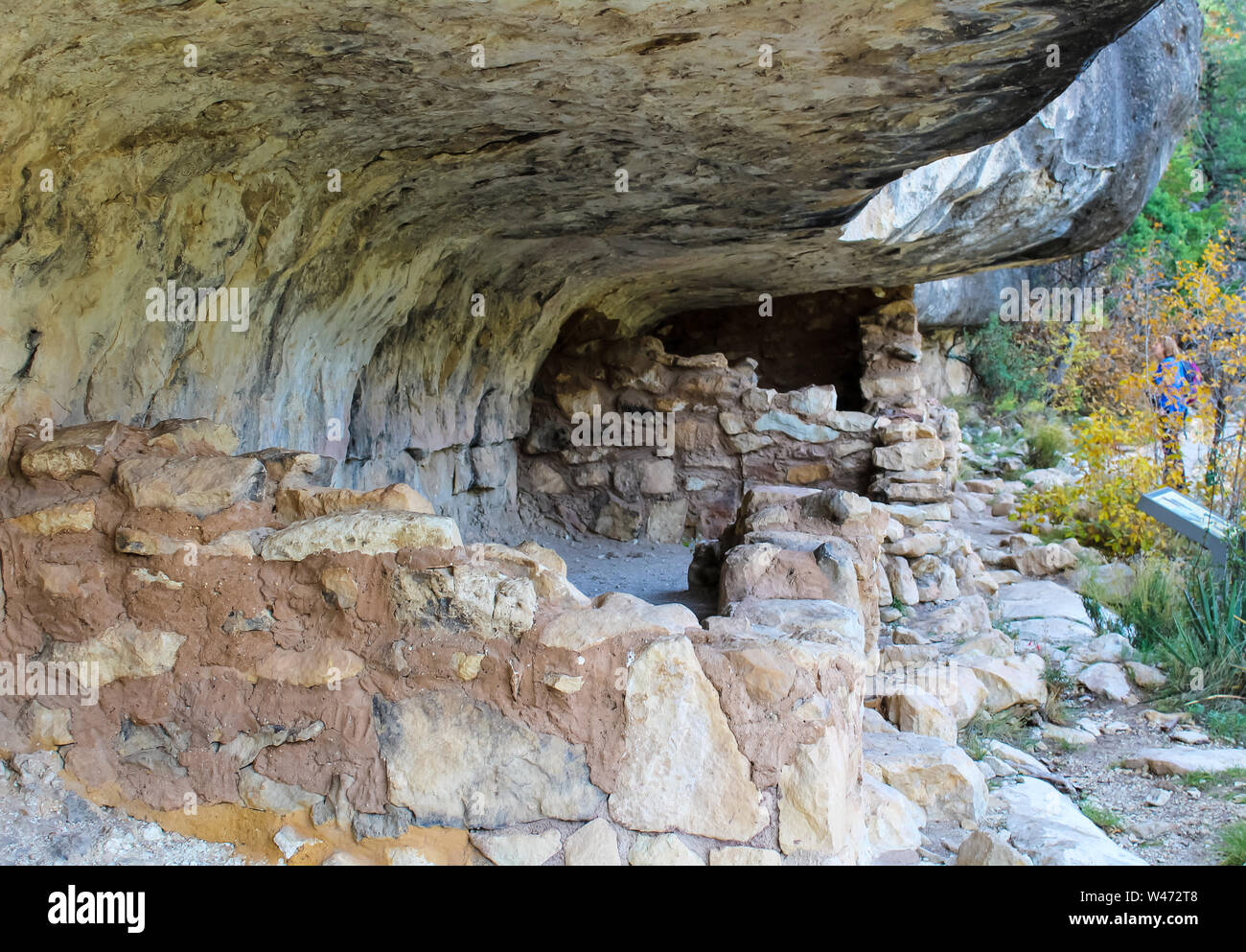 Native American mountain side dwelling in Walnut Canyon National ...