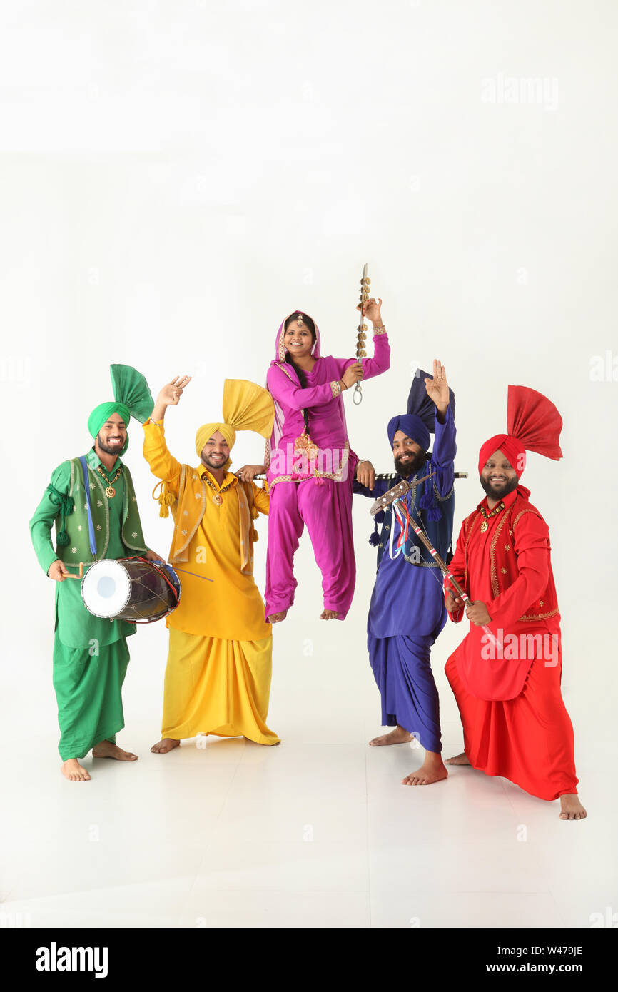 Bhangra punjabi folk dance hi-res stock photography and images - Alamy