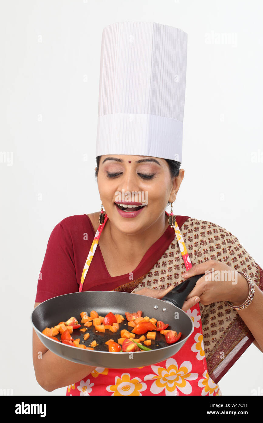 Indian house wife cook hi-res stock photography and images - Alamy