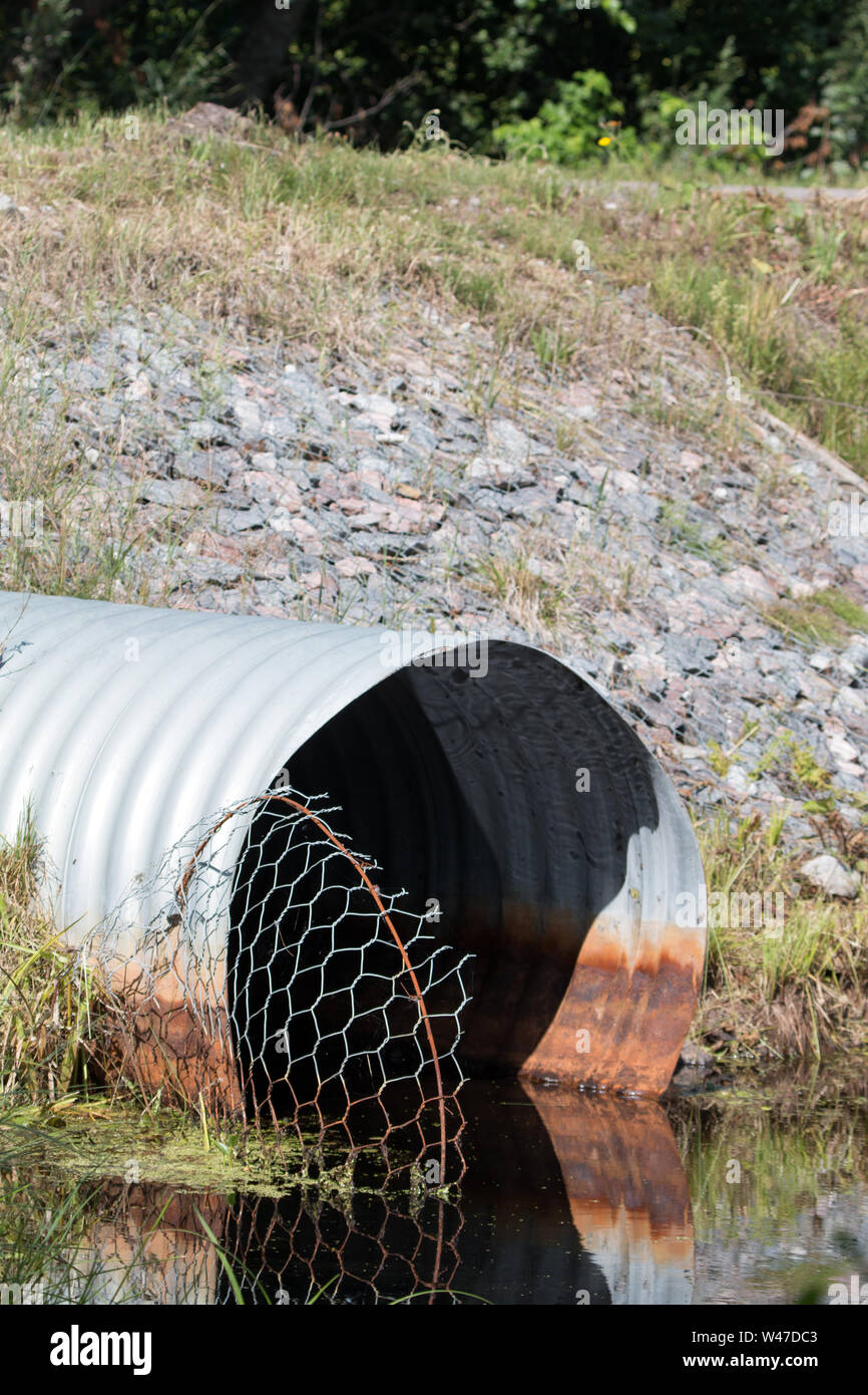 culvert and mesh that recovers the penetration of beavers and ...