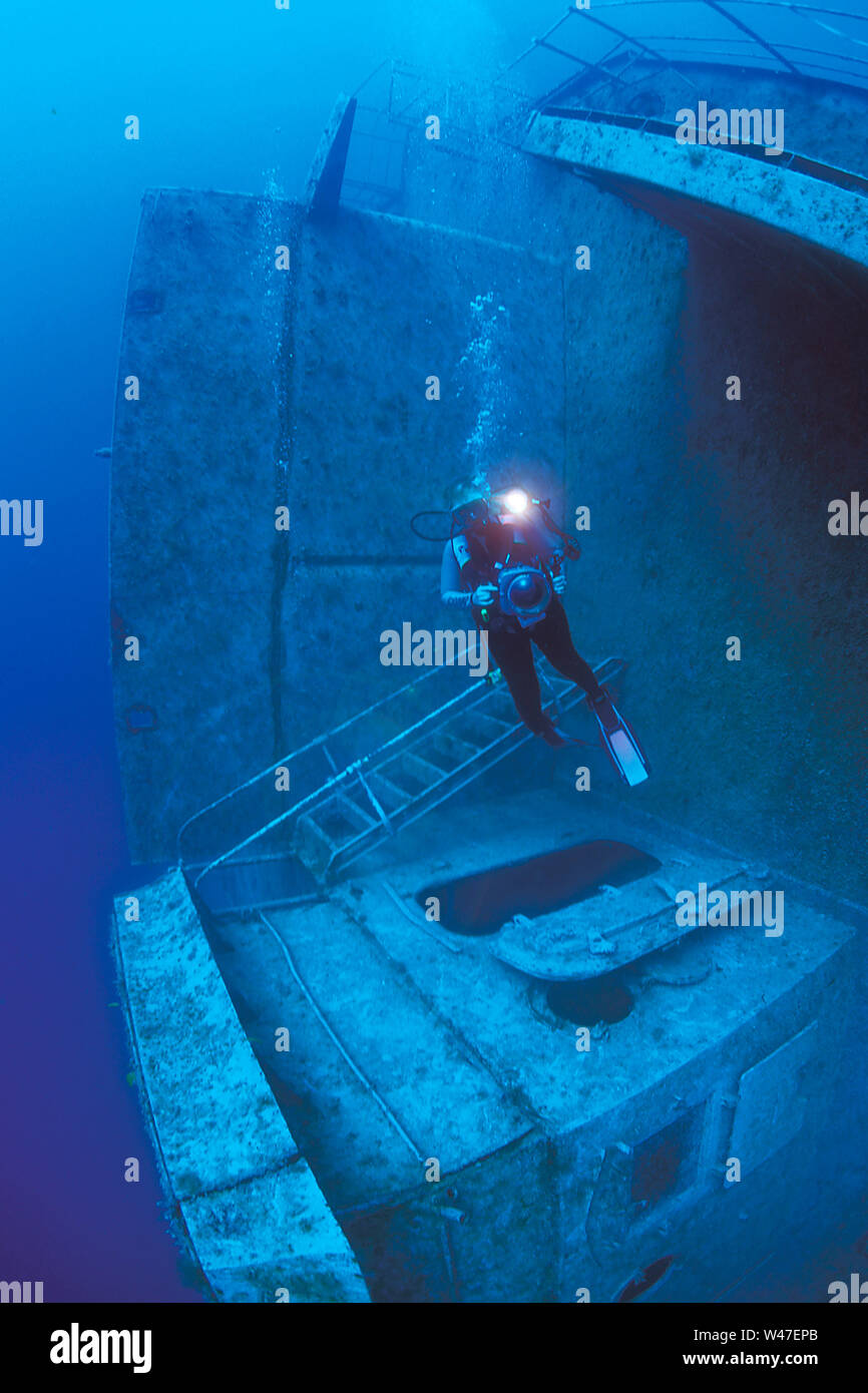 Shipwreck reef diver hi-res stock photography and images - Alamy