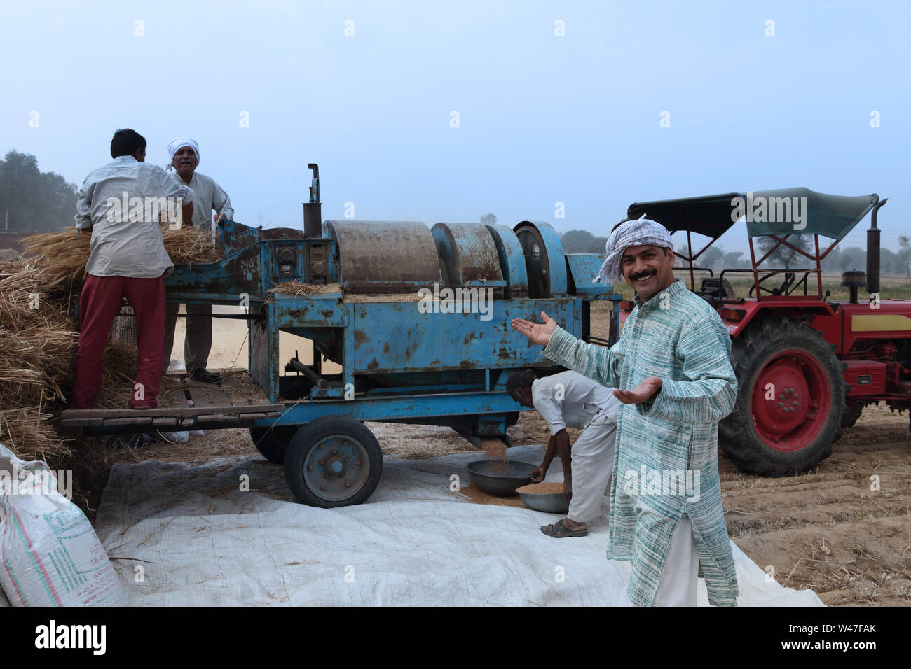 Farm workers working in a field Stock Photo - Alamy