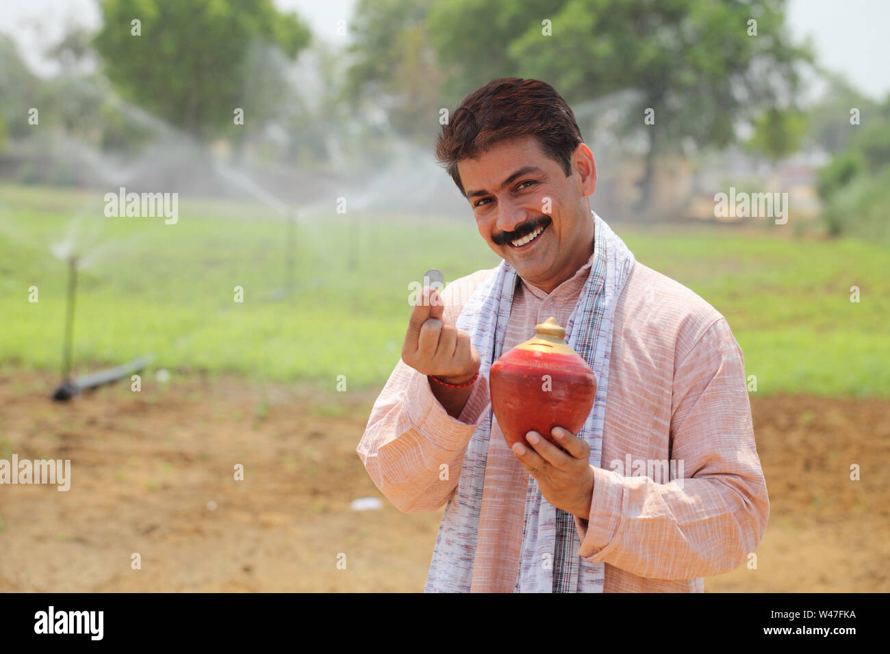 Indian farmer showing money hi-res stock photography and images - Alamy