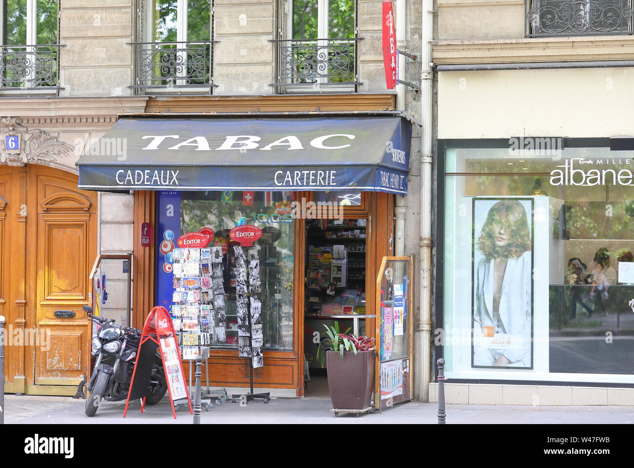 Tobacco kiosk hi-res stock photography and images - Alamy