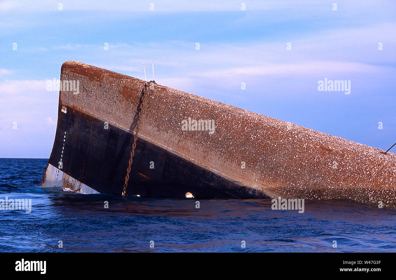 Historic ship wrecks hi-res stock photography and images - Alamy
