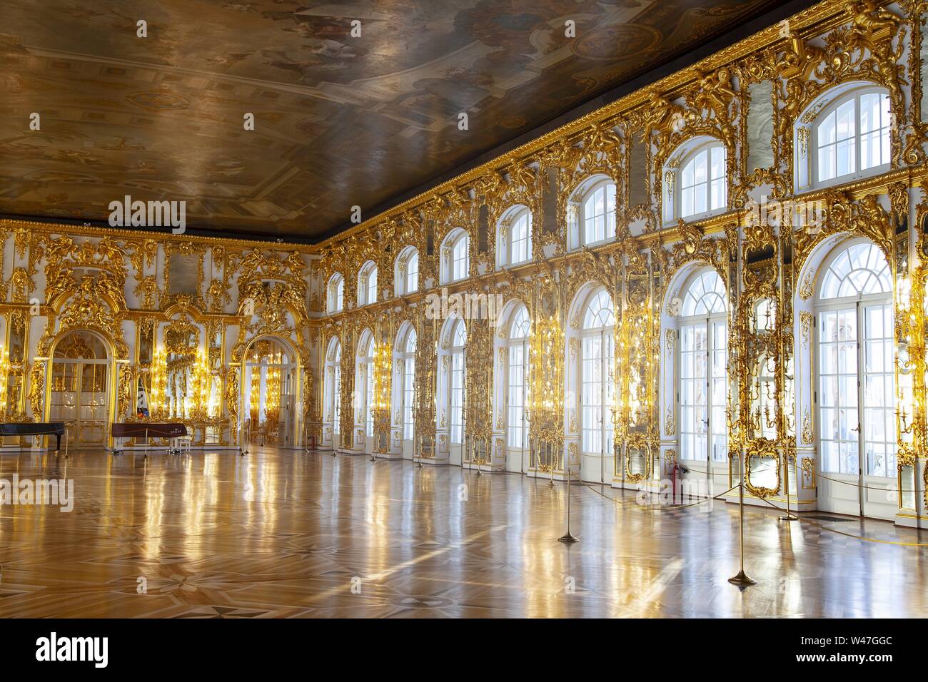 Gold palace interior hi-res stock photography and images - Alamy