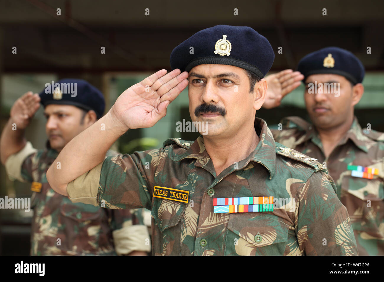 Indian army soldiers saluting hi-res stock photography and images - Alamy