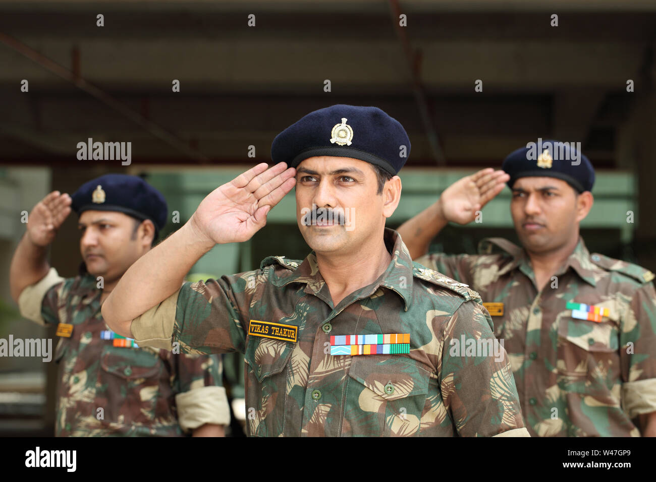 Army soldiers saluting hi-res stock photography and images - Alamy