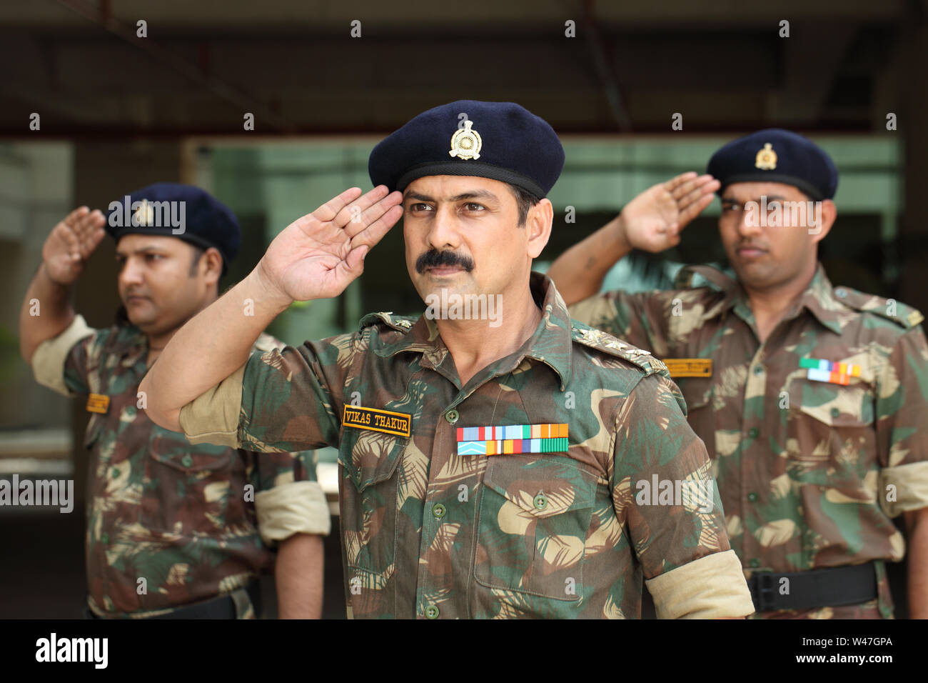 Army soldiers saluting hi-res stock photography and images - Alamy