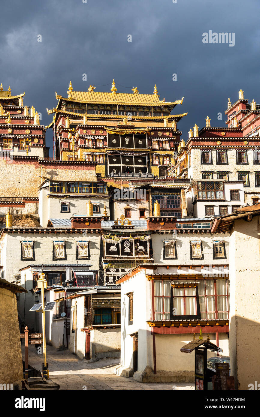 Zhongdian monastery hi-res stock photography and images - Alamy
