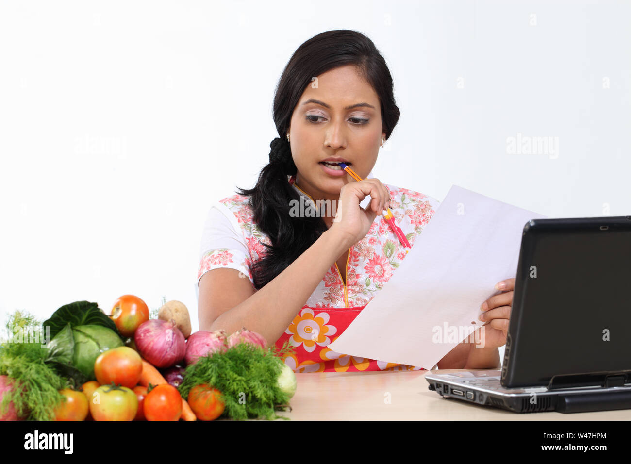 Woman sitting at desk and brainstorming Stock Photo - Alamy