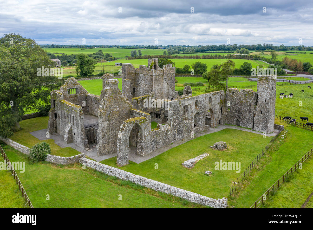 View of the bective abbey and the river boyne hi-res stock photography ...