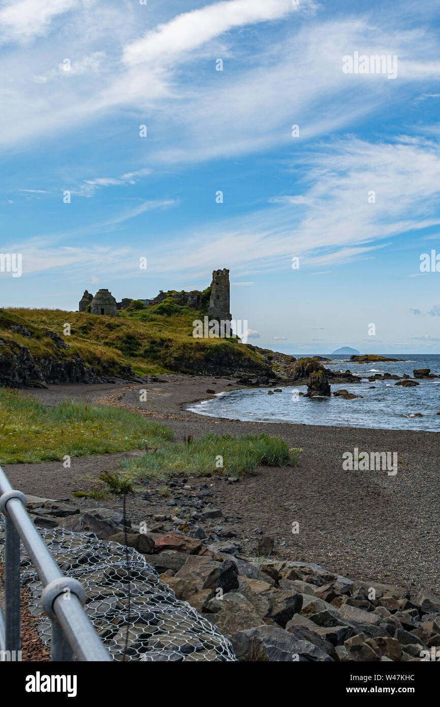 Dunure castle beach hi-res stock photography and images - Alamy